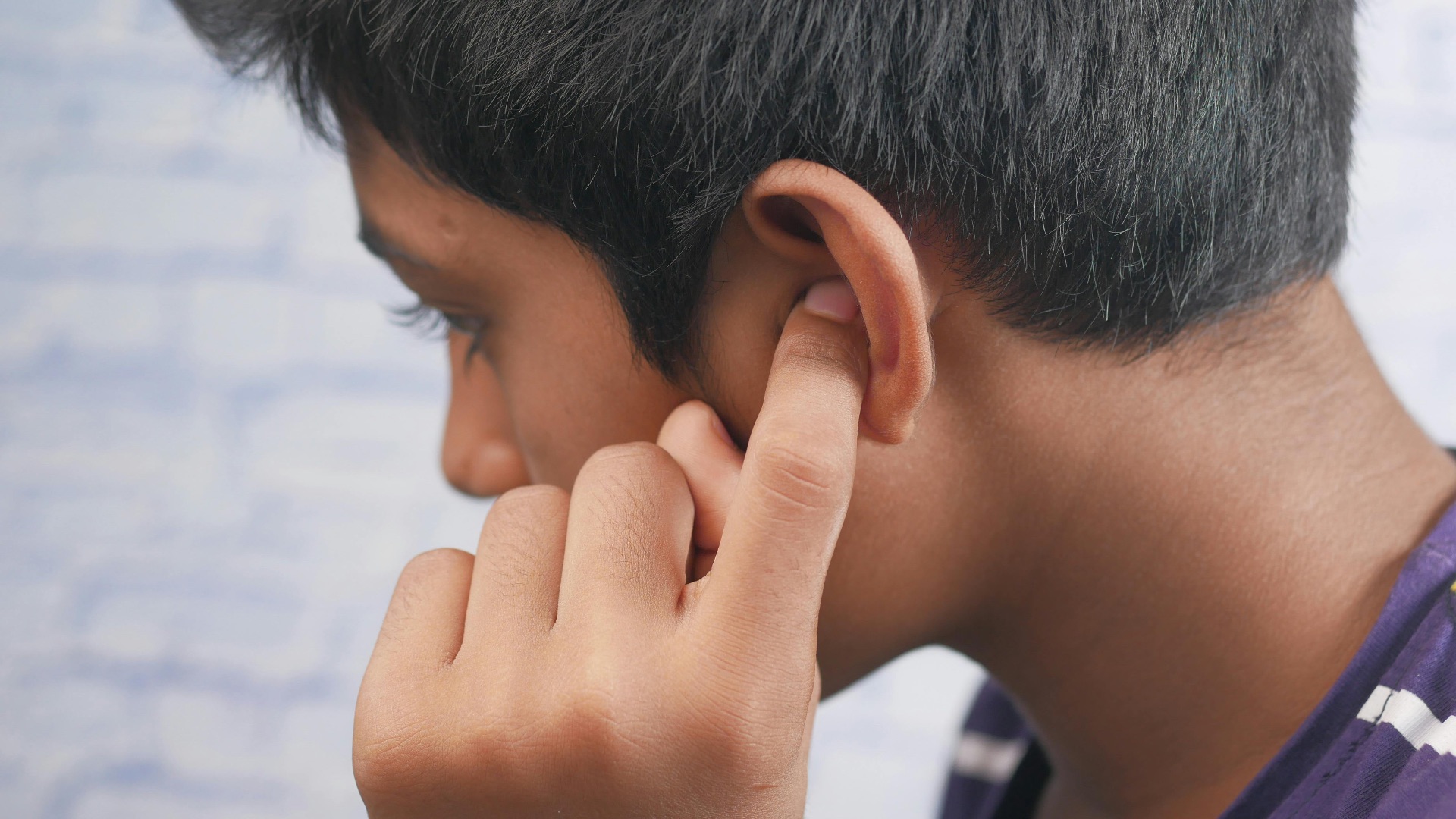 10 reasons why your ears feel clogged & 10 tips for relief