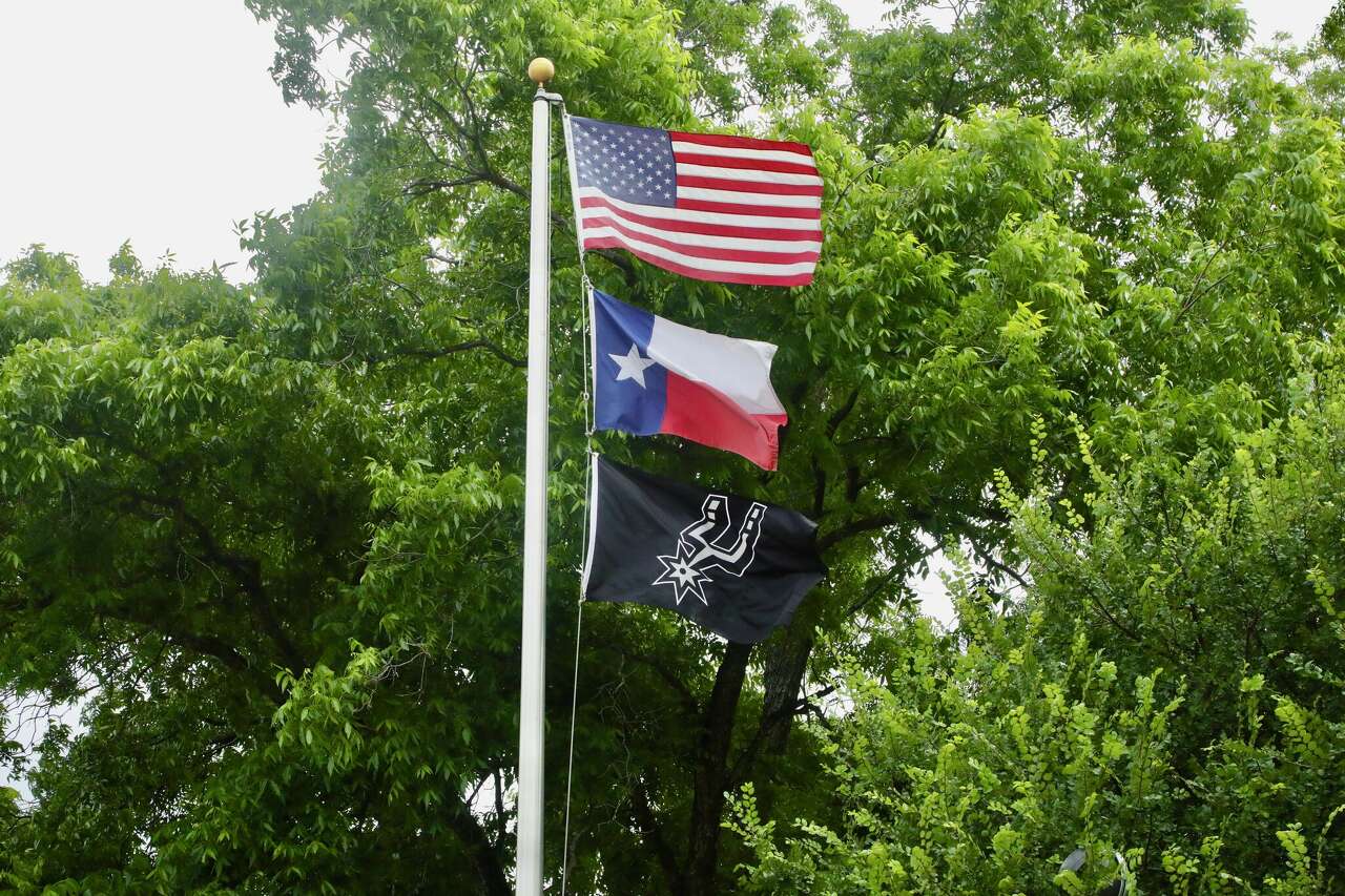 New York zoos agree to fly Spurs flag if team wins NBA Finals