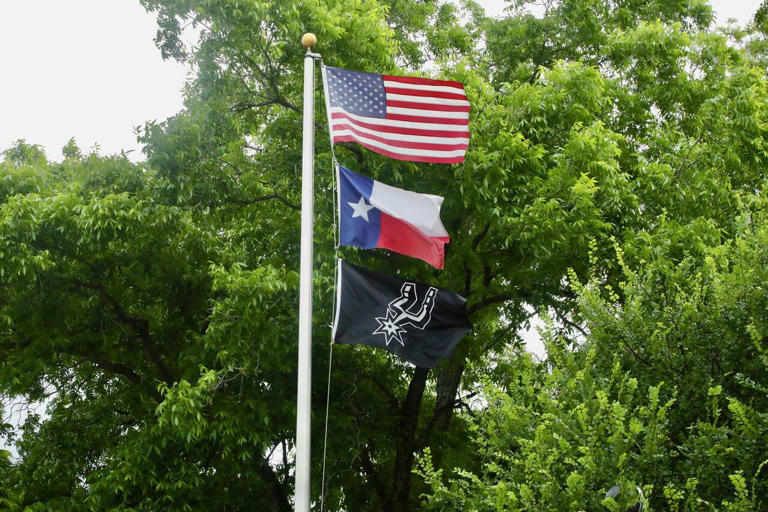 New York zoos agree to fly Spurs flag if team wins NBA Finals
