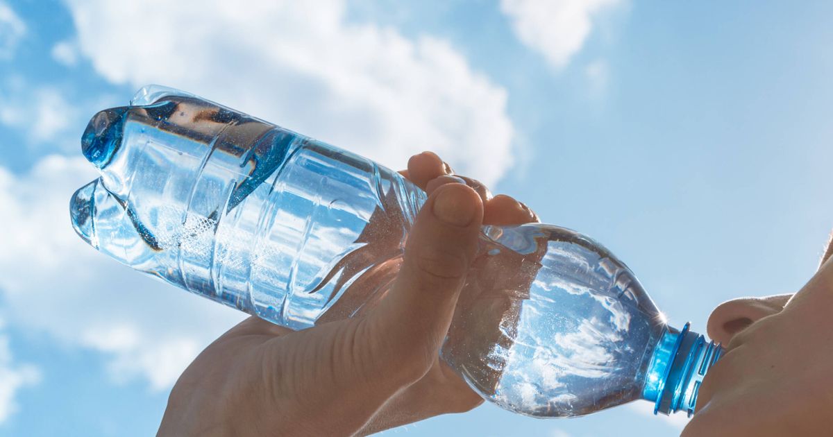 Água mineral Crystal é recolhida após detecção de bactéria; veja se ...