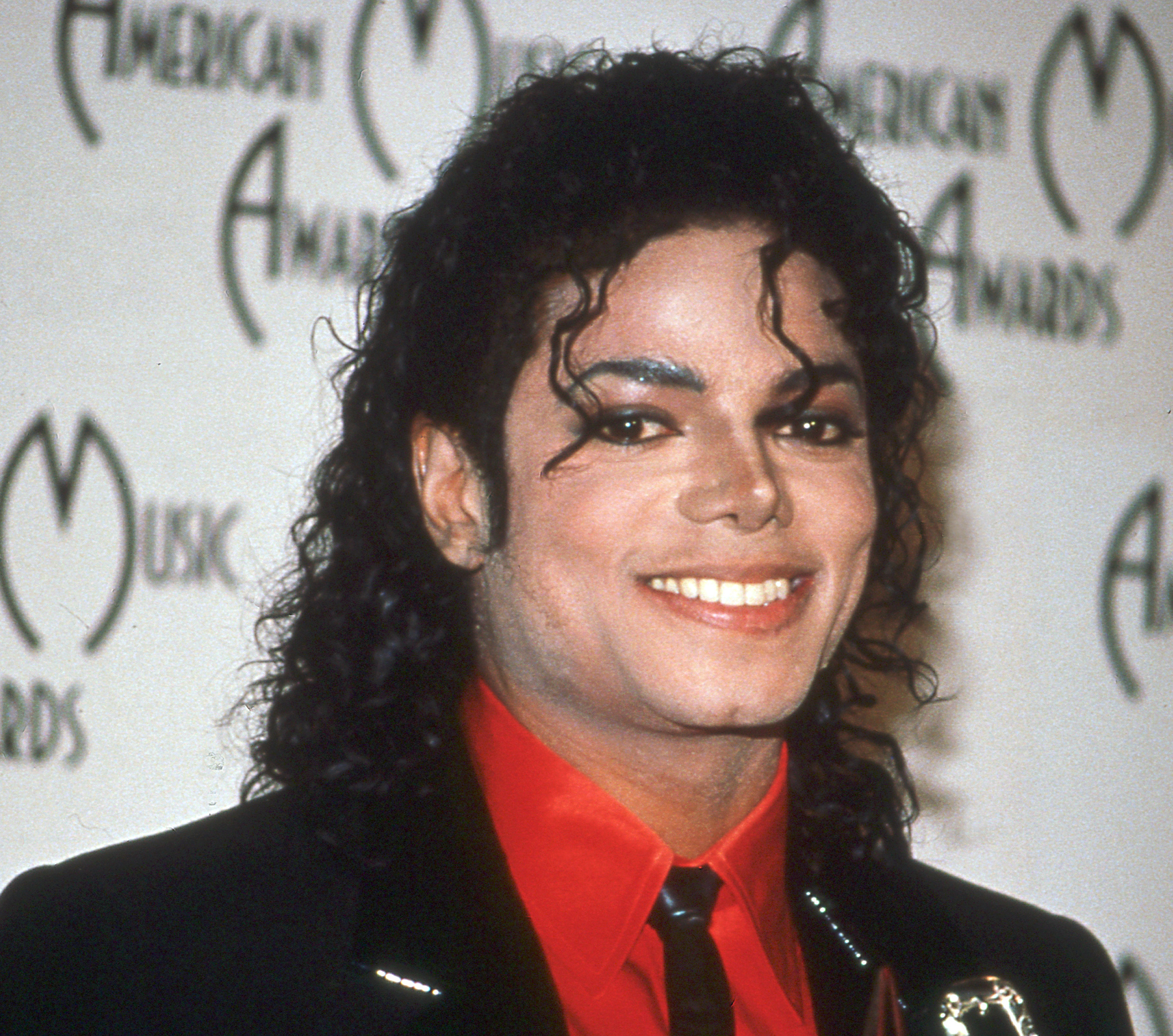 Tuore dokumentti väittää Michael Jacksonin juottaneen lapsille ...