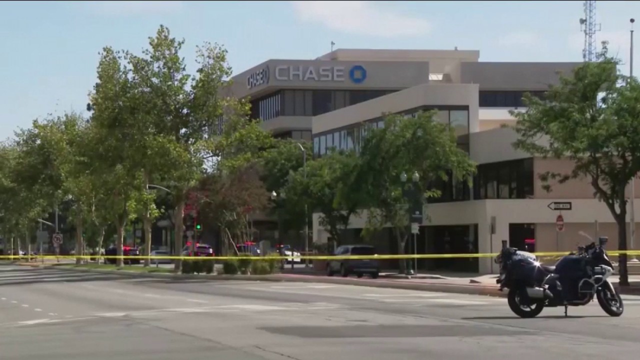 Suspect who held hostages at California bank killed by FBI