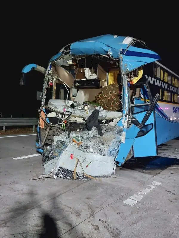 19 injured after bus ramstruck on Samruddhi e-way