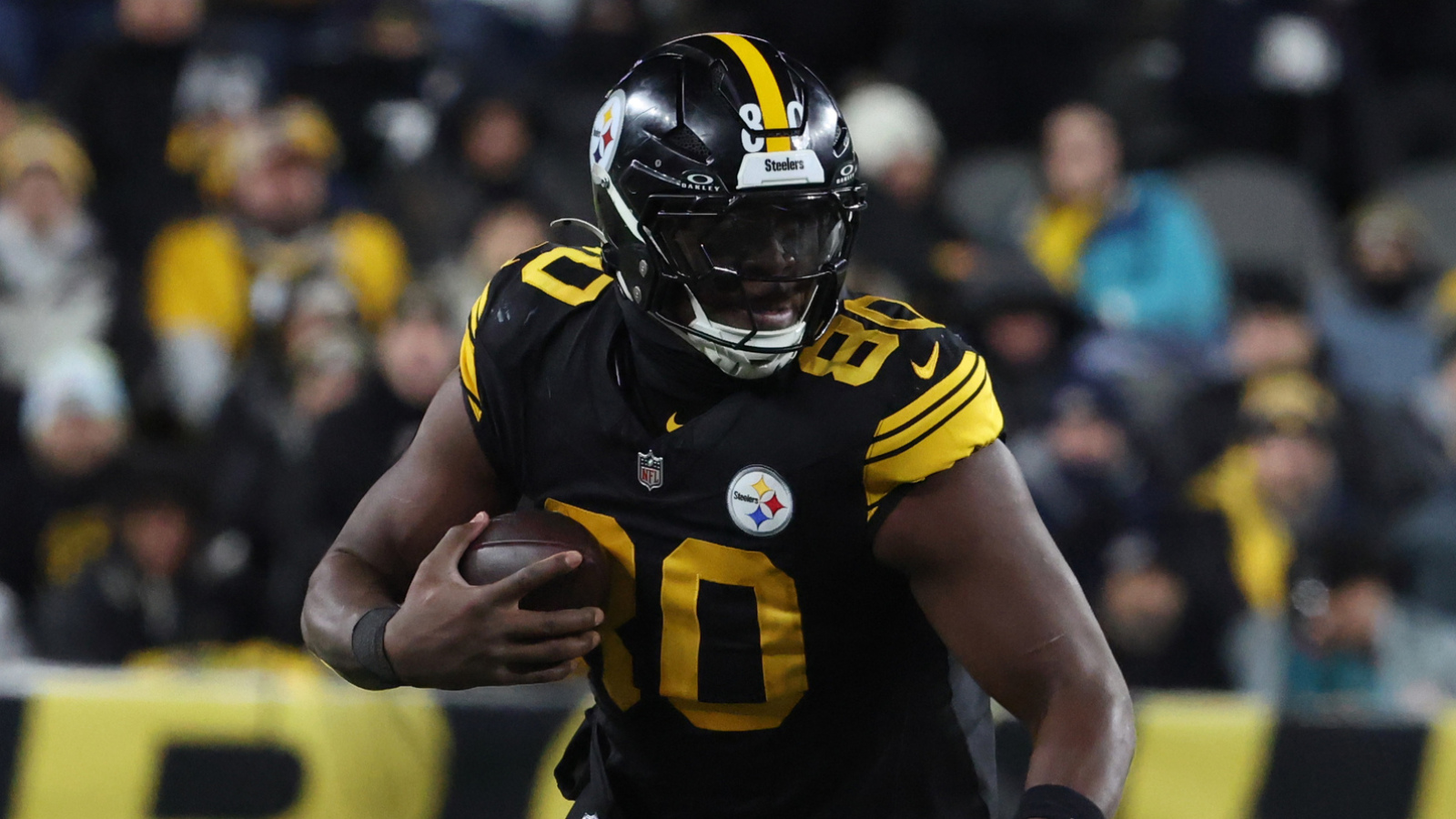 Steelers' key offensive weapon Darnell Washington appears frustrated ...