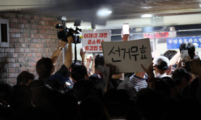 잠실7동 투표함 막고, 전한길은 선관위 앞으로…부정선거론자 집결