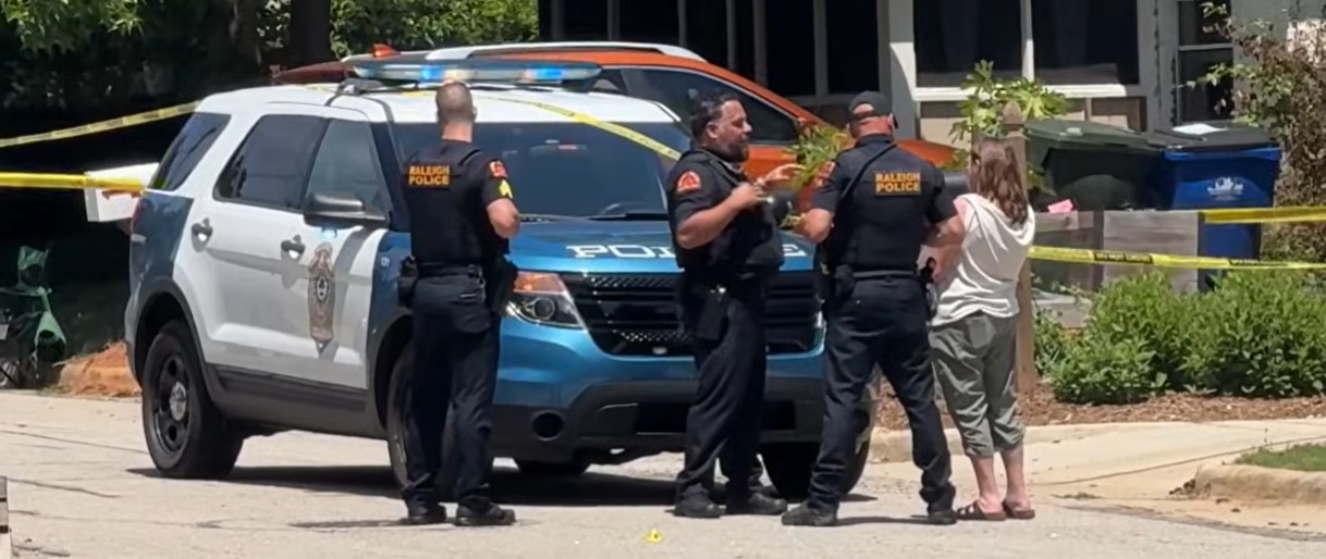 Axe-wielding maniac gets dirt nap after good Samaritan with gun steps in