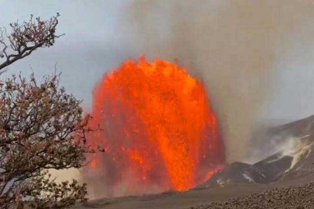 Kīlauea volcano erupts with 650-foot lava fountains as officials issue ...