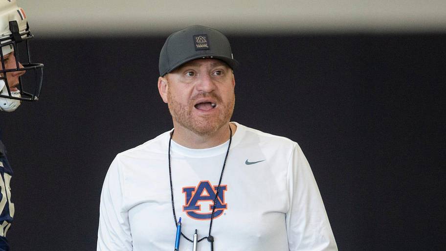 Alex Golesh continues to shove rival coaches in locker with hot ...