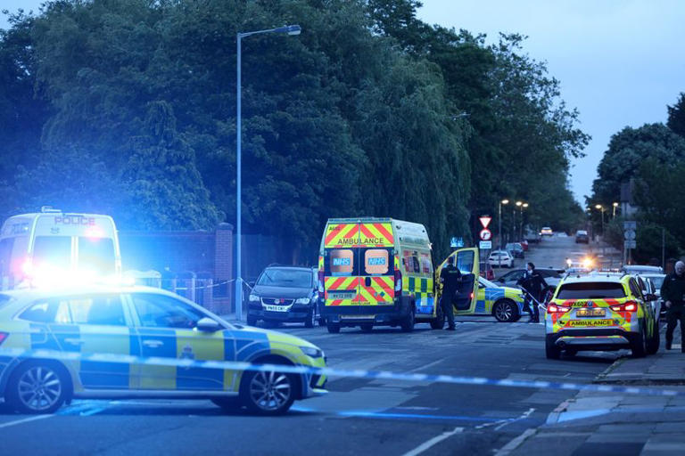 Man shot before 'collapsing' on Toxteth street