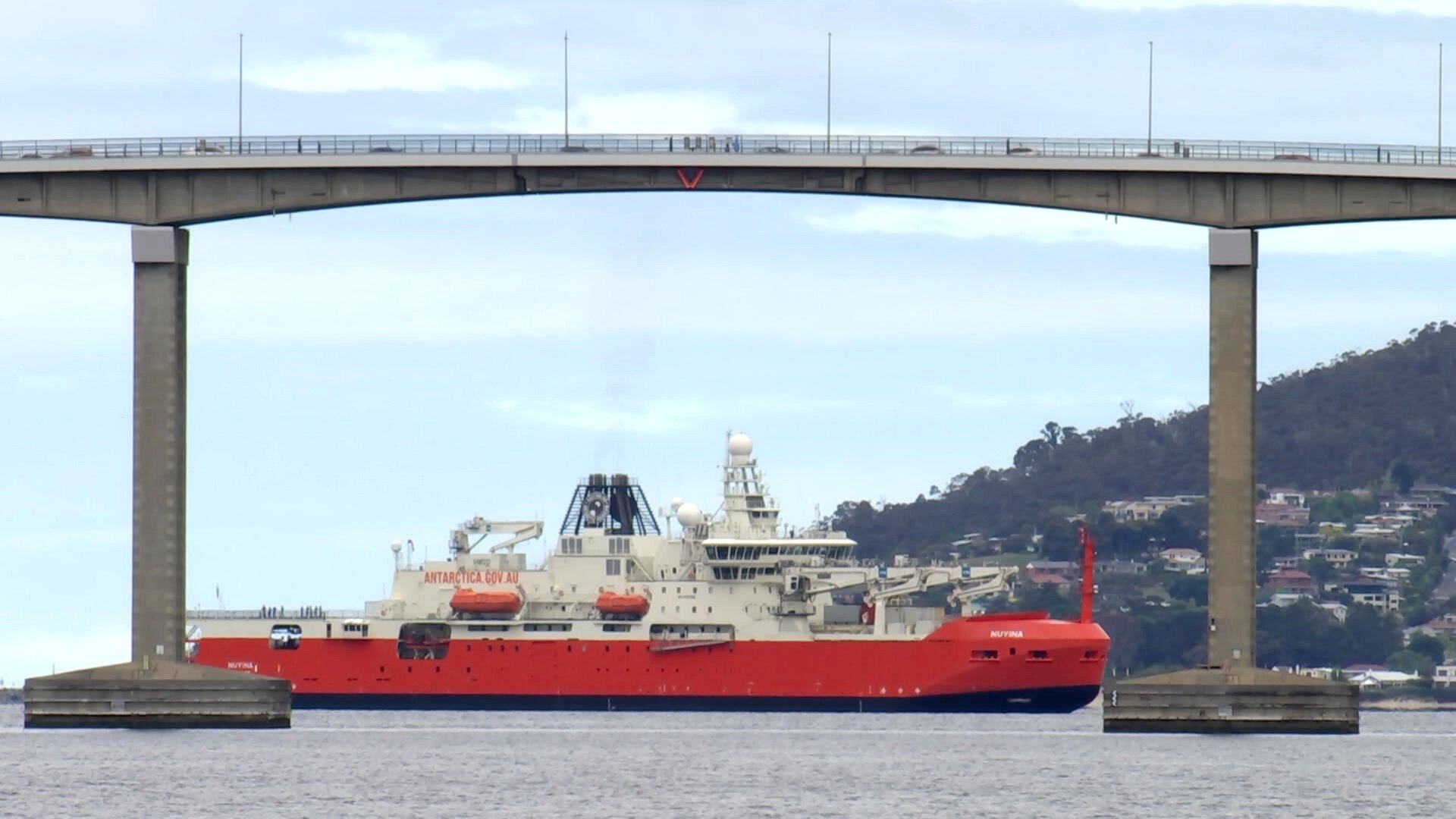 Tasmania reconsiders bridge ban as Nuyina's refuelling saga drags on