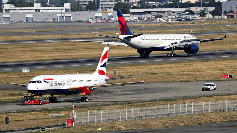 Unruly passengers could be banned for life from multiple airlines under ...