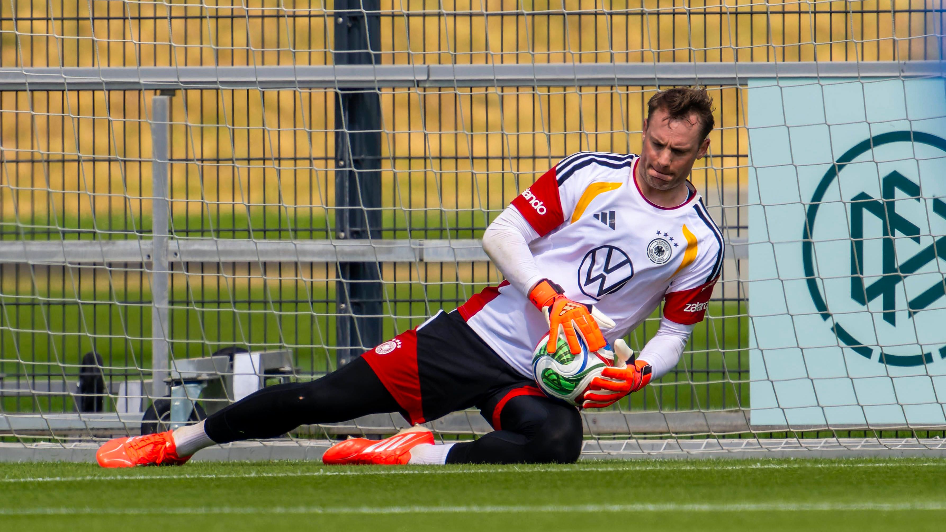 Weiter warten auf Neuer: Keeper trainiert noch nicht regulär