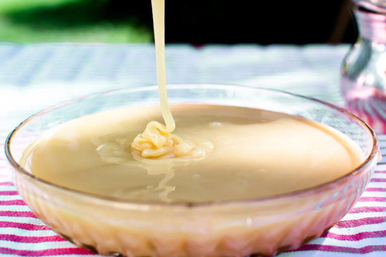 ¿La leche condensada realmente es leche? Esto es lo que contiene