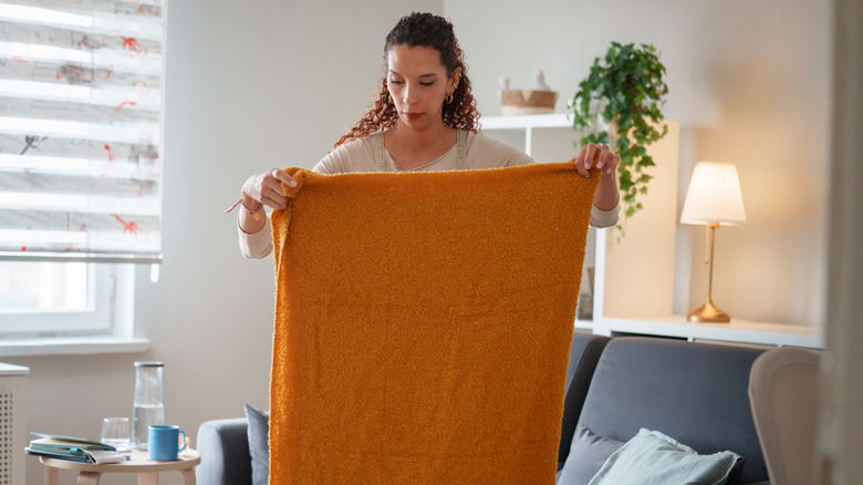 'Just lazy enough': Woman's simple blanket storage hack ends shelf ...