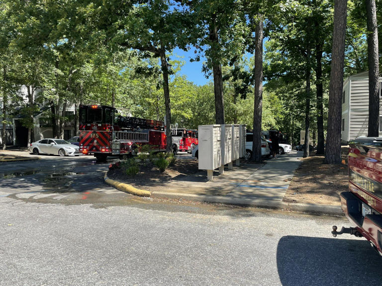 8 displaced after fire damages Columbia apartment building