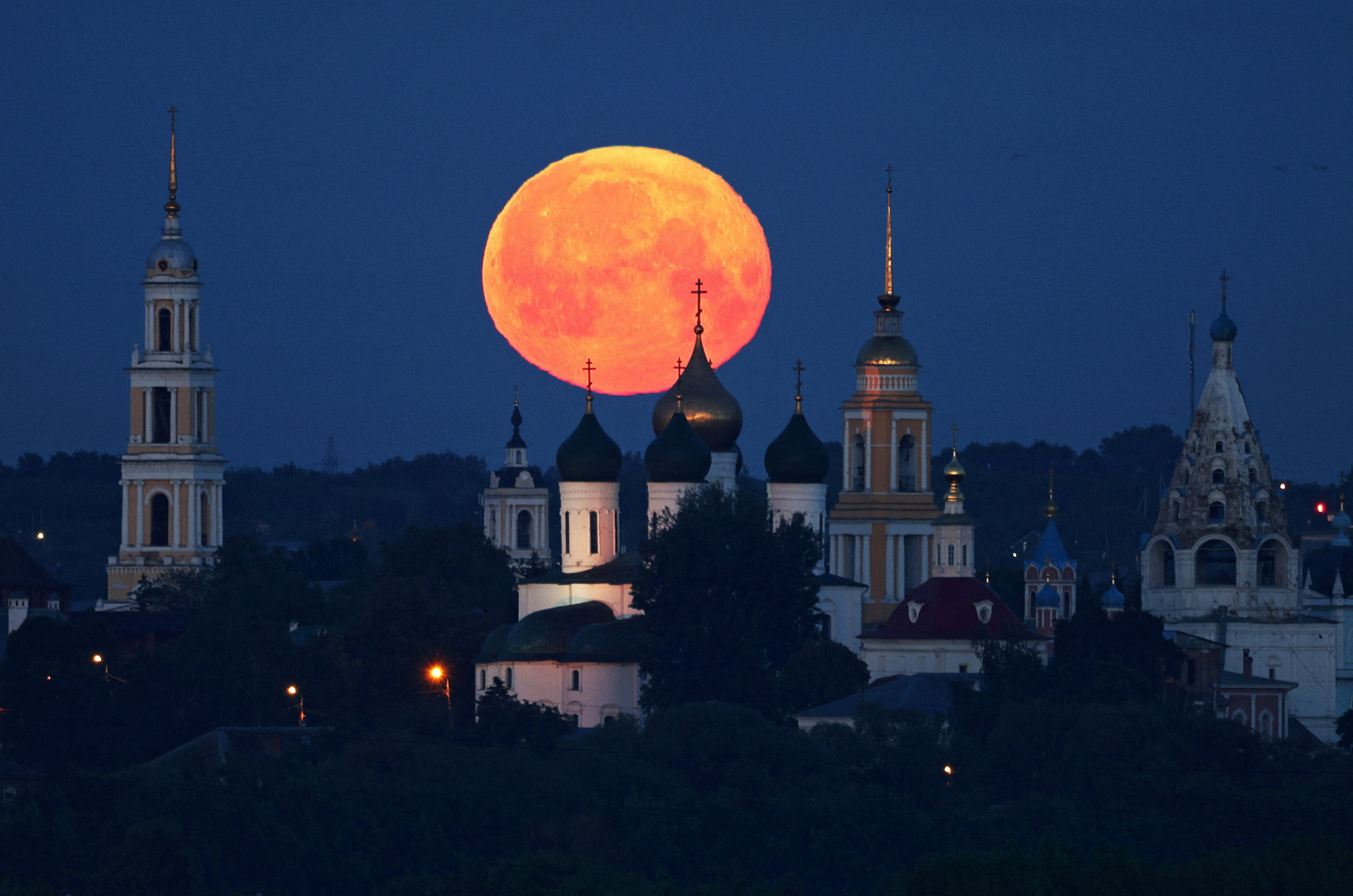 Blue moon unites world across borders