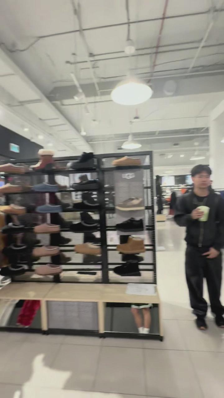 Jayson Tatum signs sneakers for fans