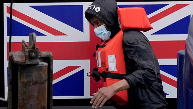 UK and France extend 'one-in, one-out' migrant deal until October
