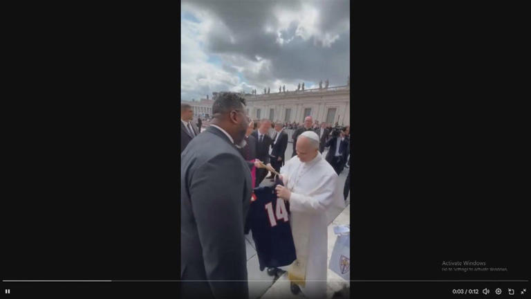 Illinois state Rep. Kam Buckner meets Pope Leo XIV in the Vatican