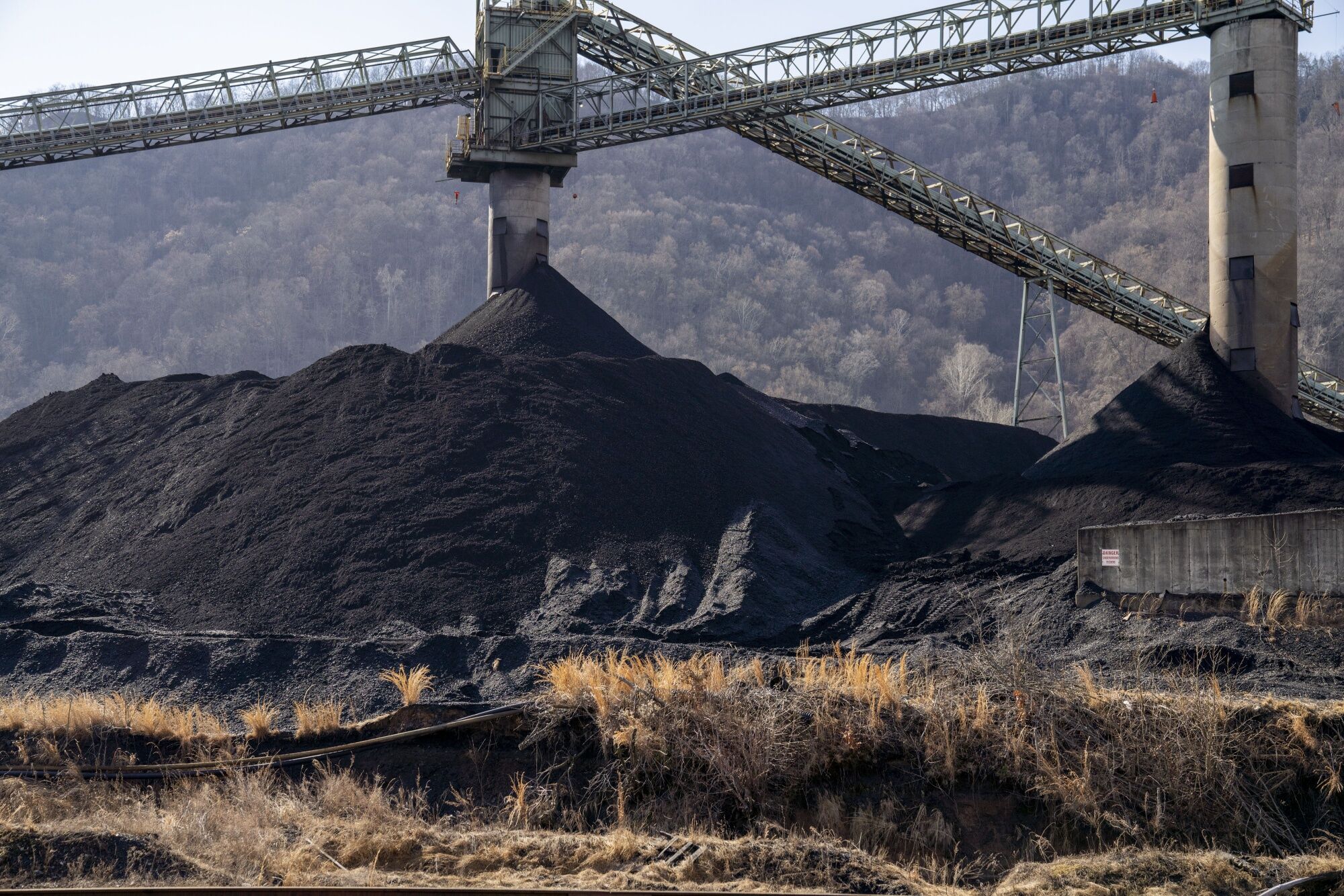 Trump plans $700 million push to build coal plants, export site