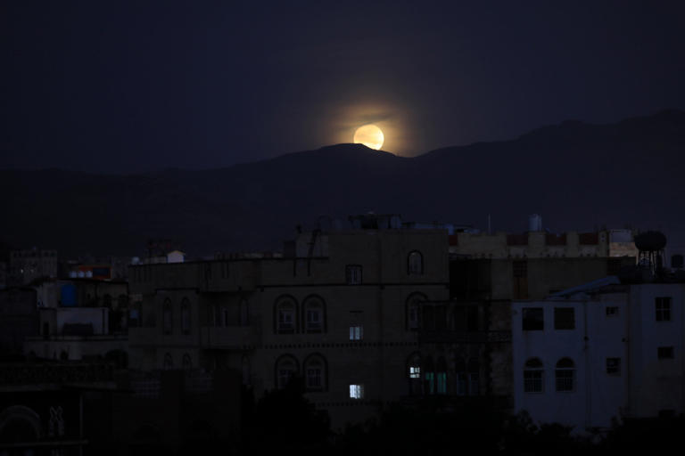 Blue moon unites world across borders