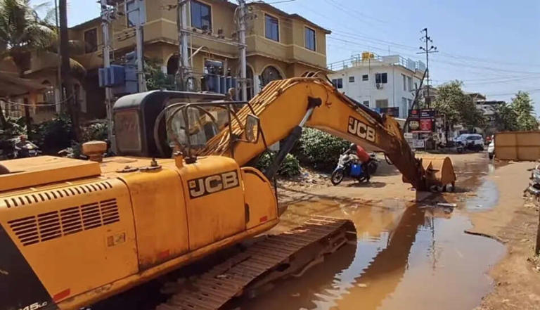 Excavator damage underground water pipelines, leads to water crisis in ...