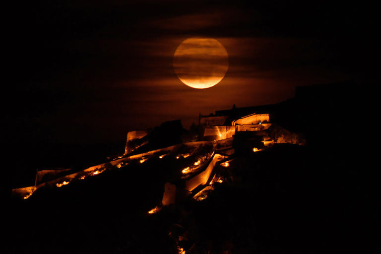 Blue moon unites world across borders