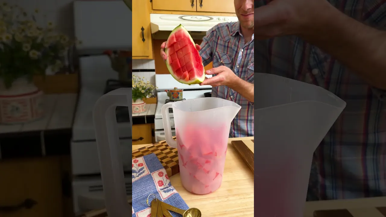 Smart watermelon cutting and storage idea!🍉 #foodstorage #summer