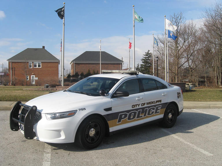 Tractor trailer hits pole in Wickliffe, knocks out power