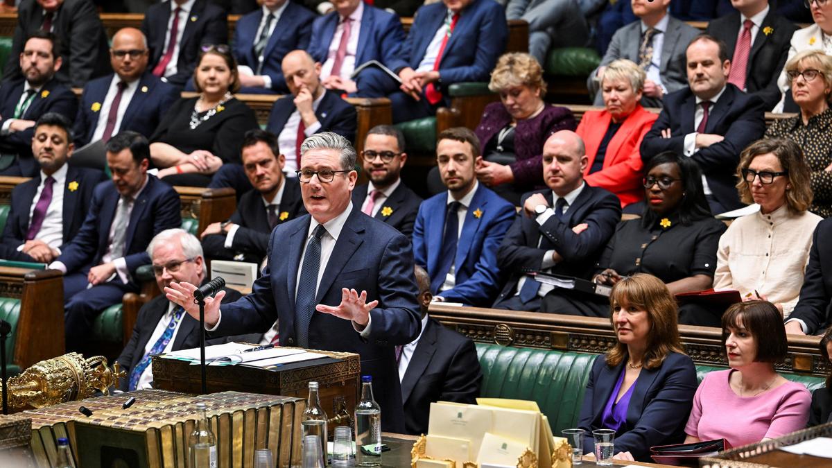 Großbritannien: Britische Parlamentarier fordern Kündigung von Vertrag ...