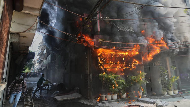 Incendio en hotel deja al menos 21 muertos y 40 heridos en capital de India