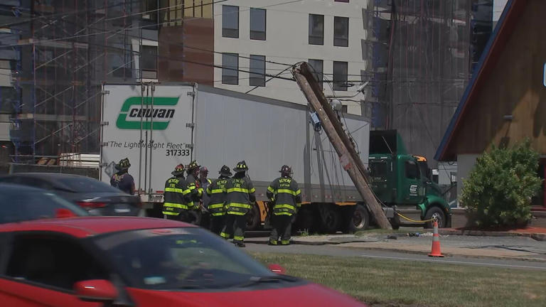 Hundreds without power in Revere after tractor-trailer takes down power ...
