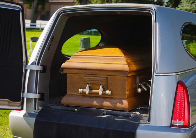 Motorcyclist dies after crashing into hearse at Florida funeral home ...