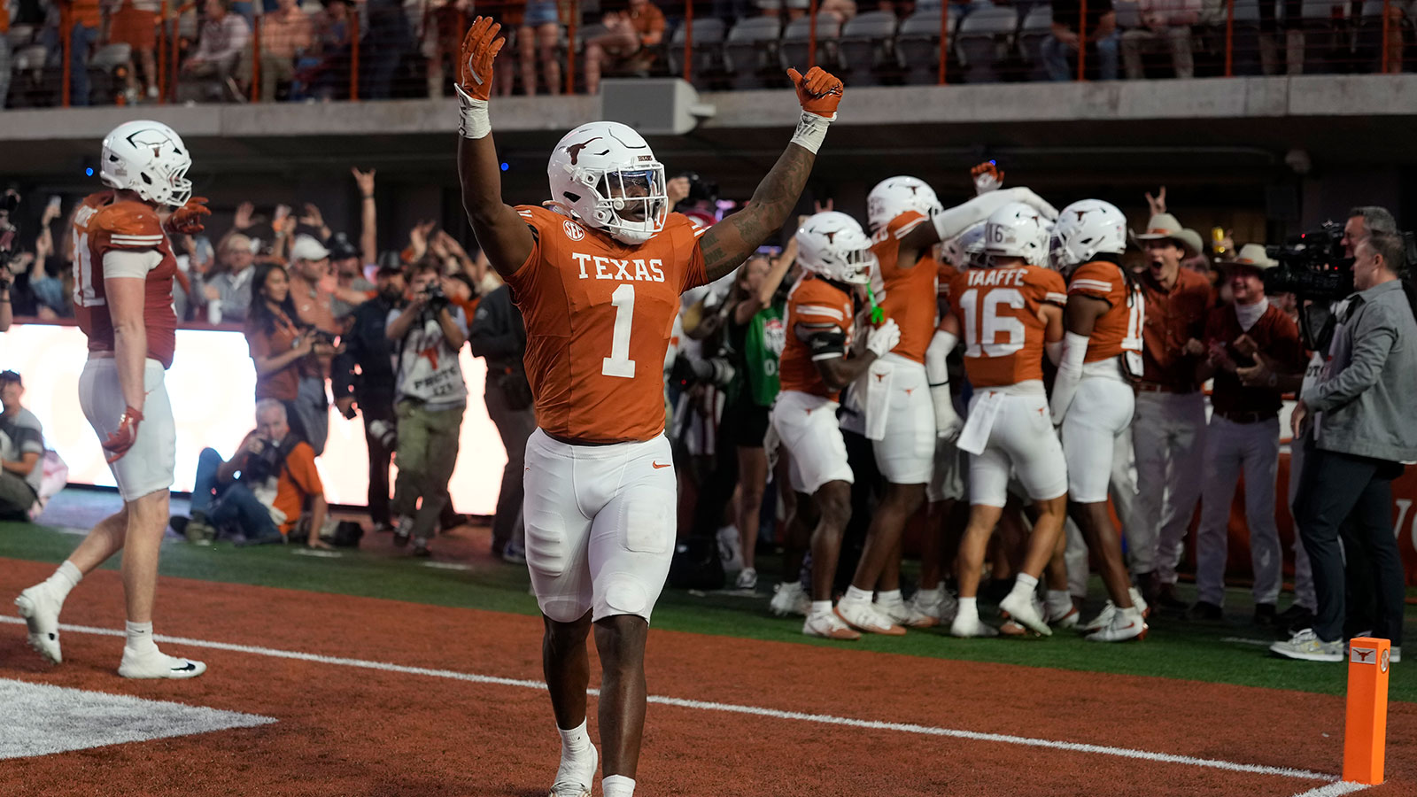 Reigning SEC sack from Texas champ sends bold warning to Ohio State ...