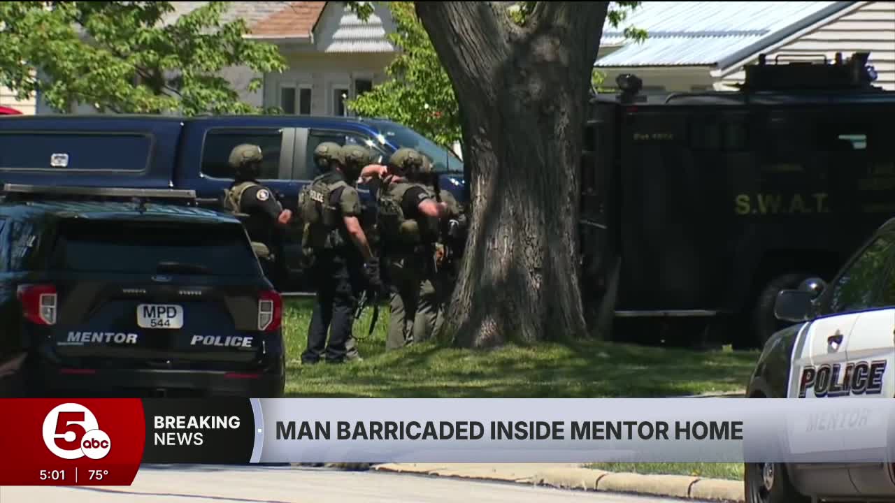 Man barricaded inside Mentor home