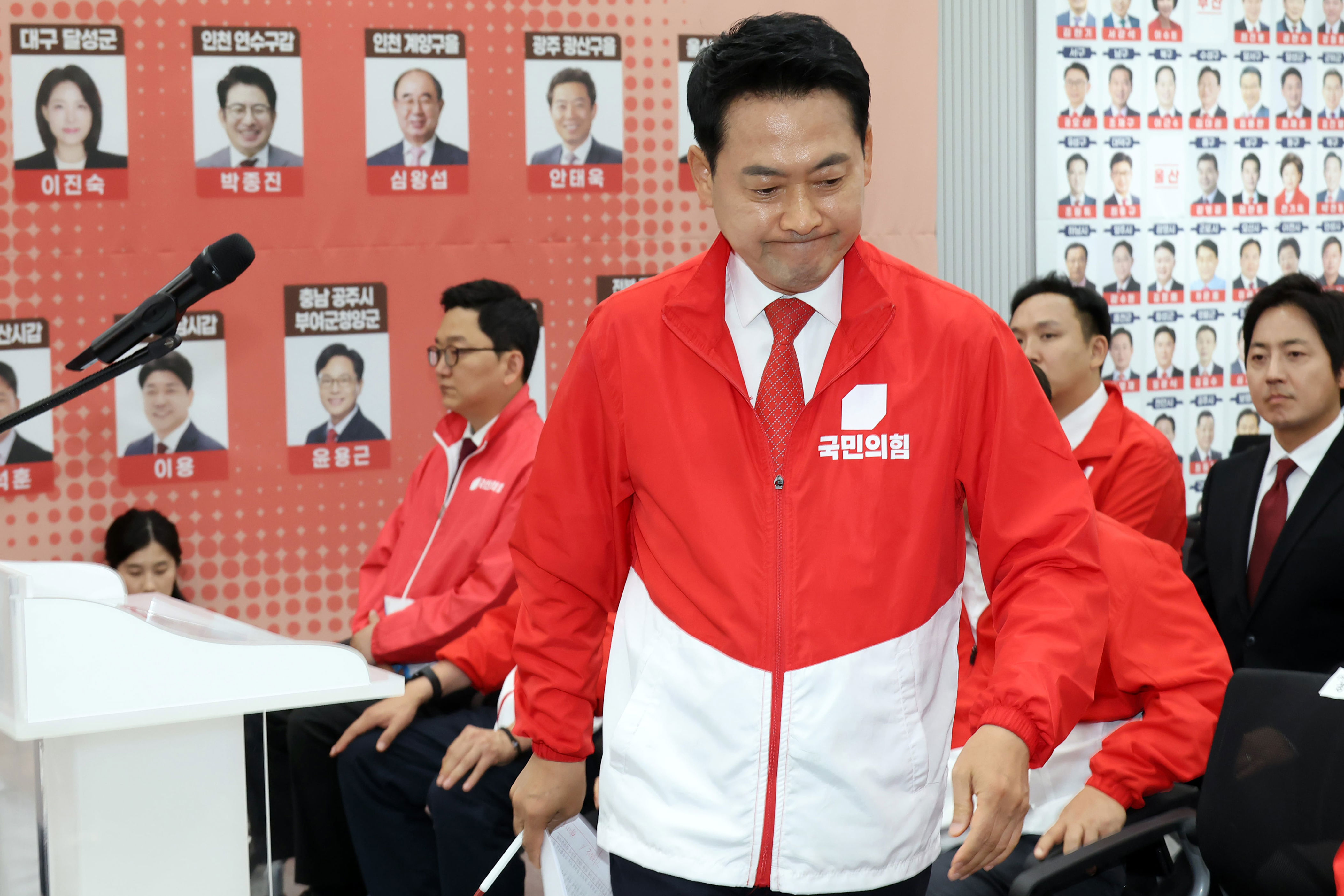 People Power Party leader confronts resignation calls after defeat