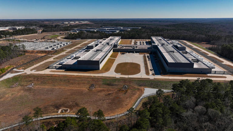 Energy, water use and pollution of AI and data centers rival most countries