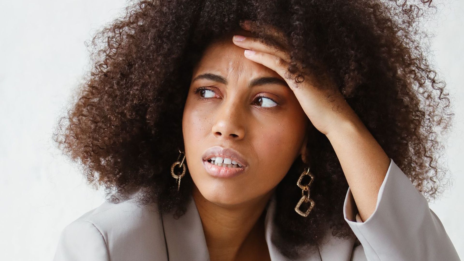 20 things women do on dates that make them seem bitter
