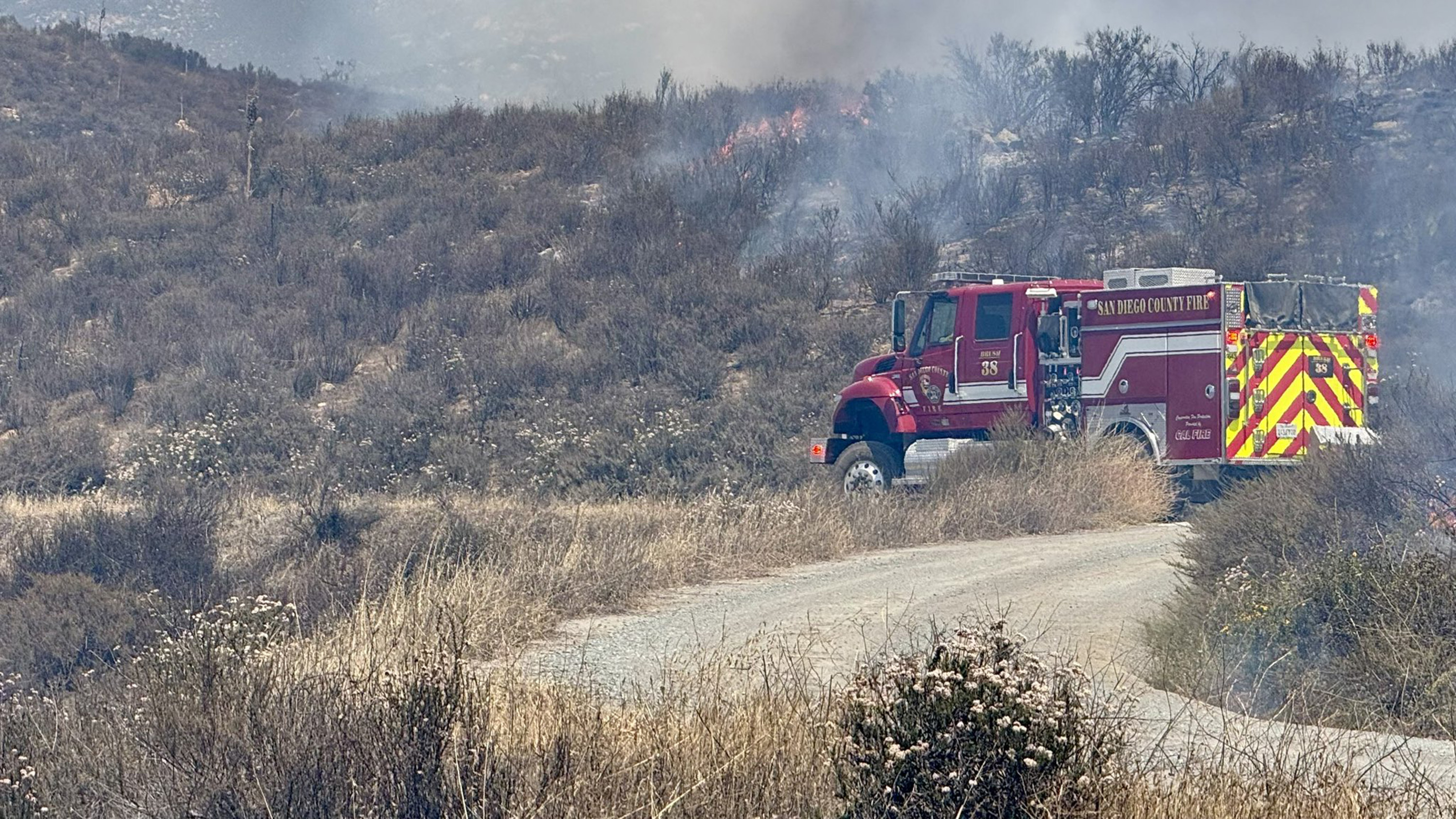 600 firefighters, aided by helicopters and air tankers, battle fire at ...