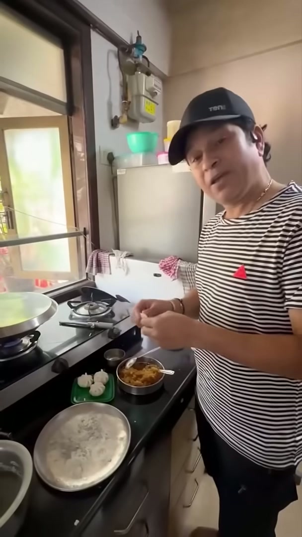 From cricket to kitchen: Sachin Tendulkar tries his hand at ukadiche ...