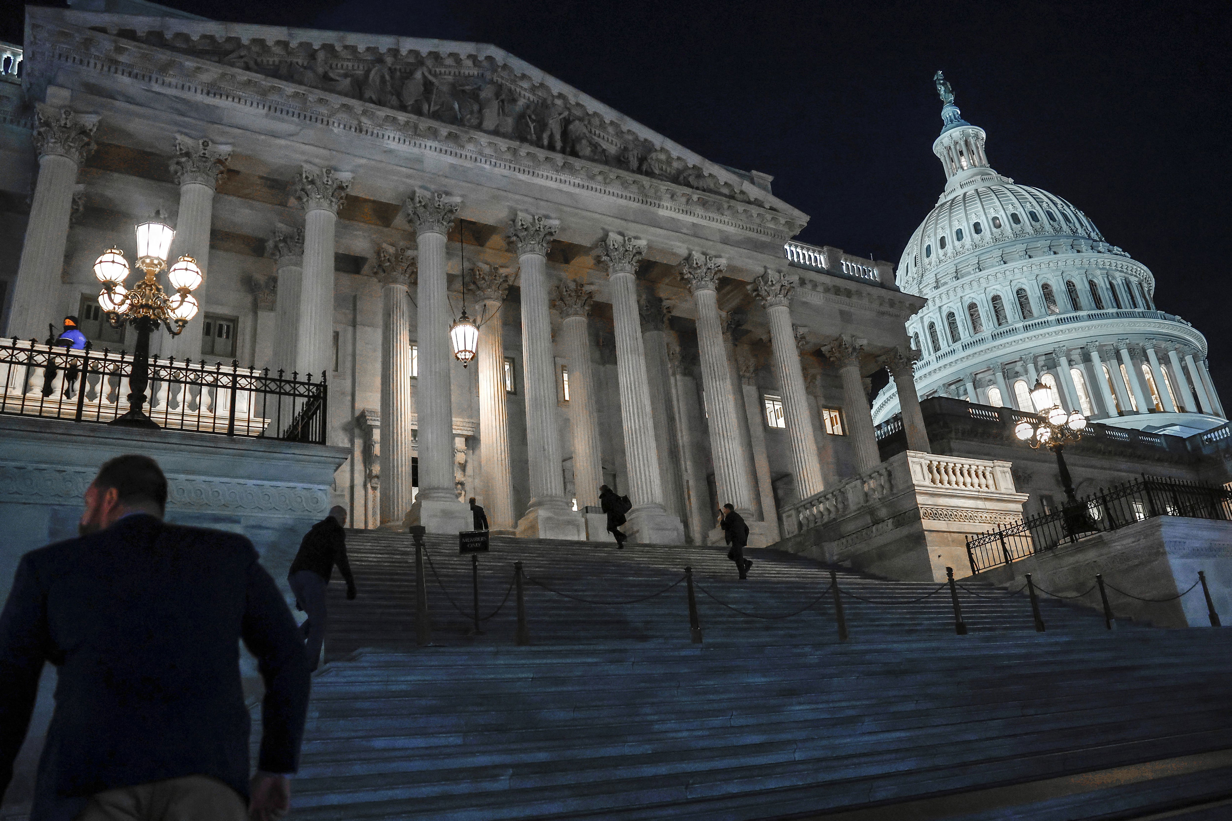 Cámara de Representantes de EE.UU. aprueba limitar los poderes de Trump ...