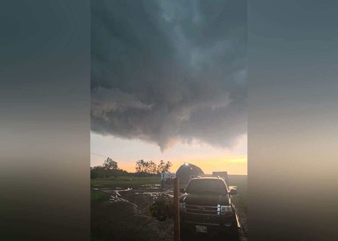 Tornado warning issued near Morris, Man., as severe thunderstorm rolls ...