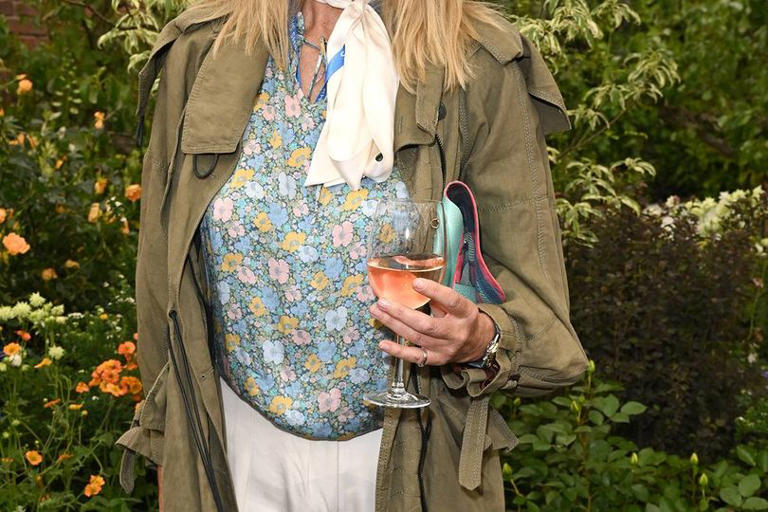 How tall is Lisa Hogan?