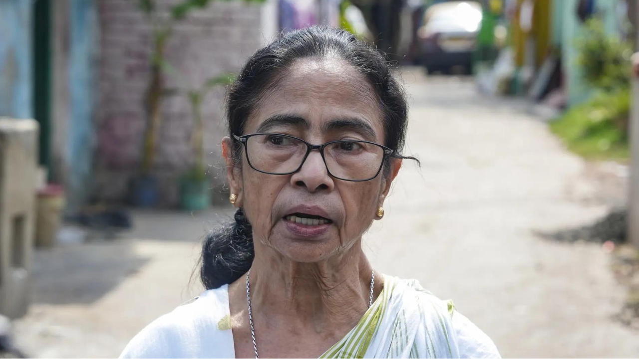 Mamata Banerjee faces triple blow: Rebels rise, Kolkata Mayor Hakim to ...