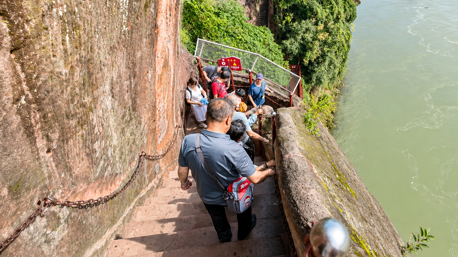 The legendary cliff path leading past an enormous Buddha
