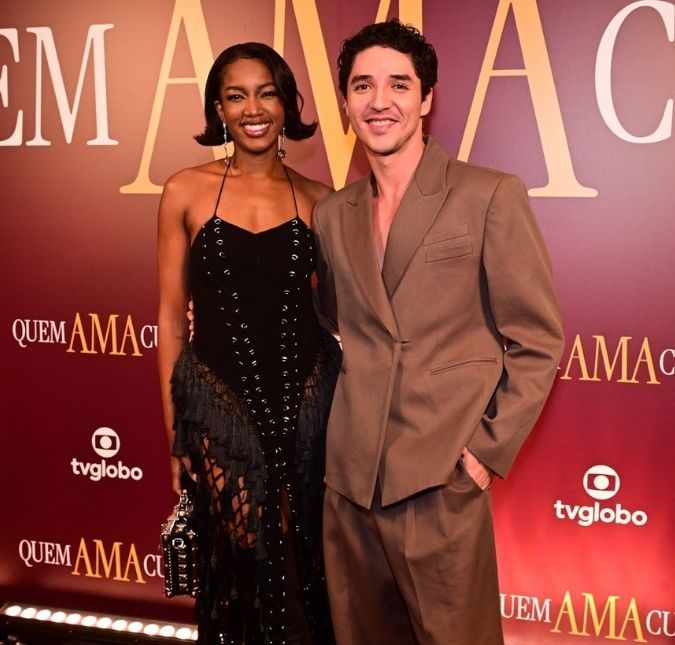 IZA surge usando vestido com recortes transparentes e recebe reação ...