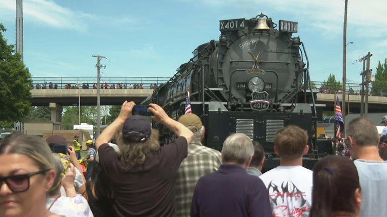Rail fans thrilled to see Union Pacific Big Boy locomotive up close in ...