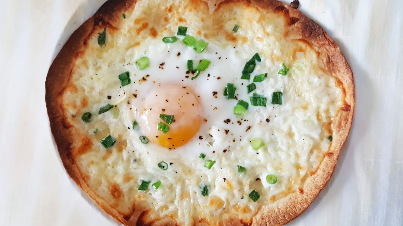 Cozy breakfast for one: Easy egg & mozzarella tortilla pizza in minutes!