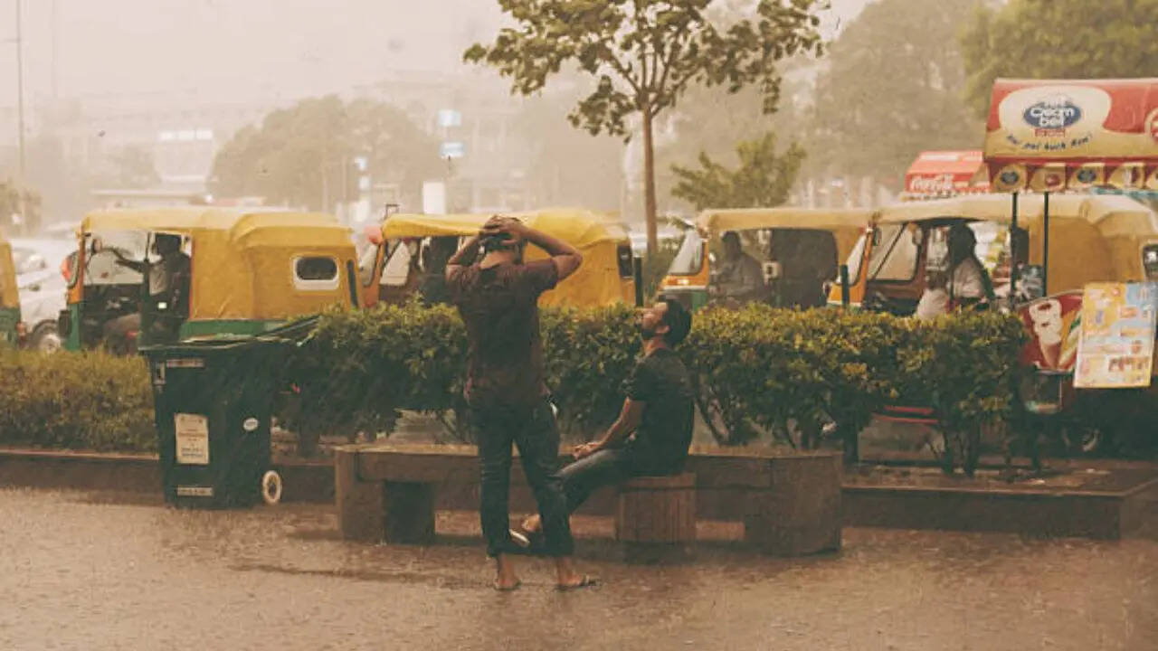 Delhi weather update: Rain likely in city as IMD issues yellow alert on ...