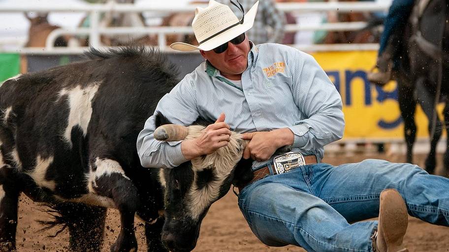 Tyke Kipp savoring long-awaited moment among steer wrestling leaders